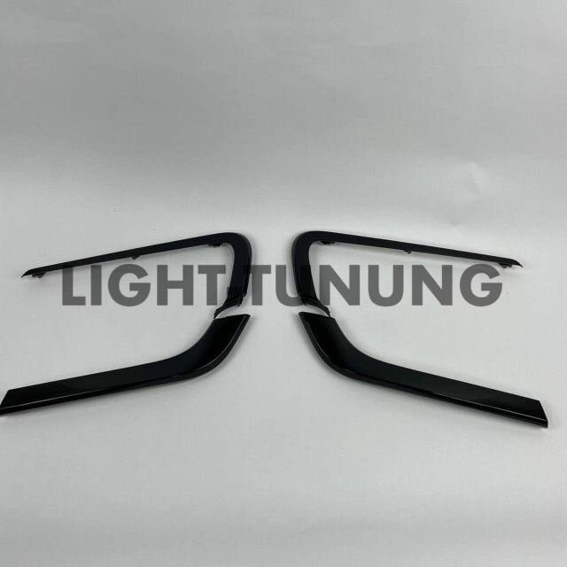 Комплект молдингов переднего бампера на LADA Granta FL (Черный лак)