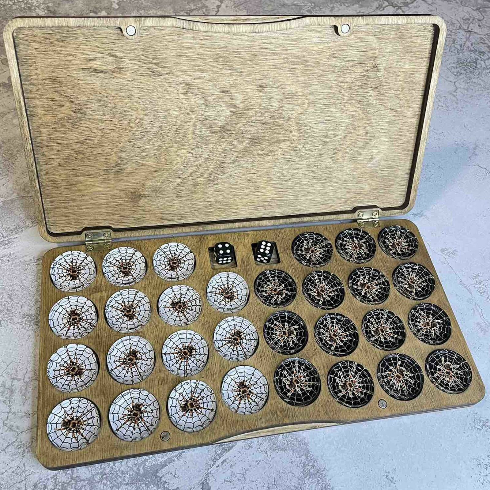 Подарочные фишки для нард "Пауки", 30 шт, 27 мм, оргстекло, в кейсе из натурального дерева