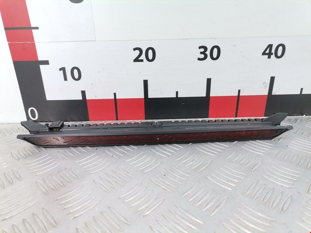 Фонарь дополнительный тормозной (стоп-сигнал) Volkswagen Golf 4 1J6945131C арт. 1667451