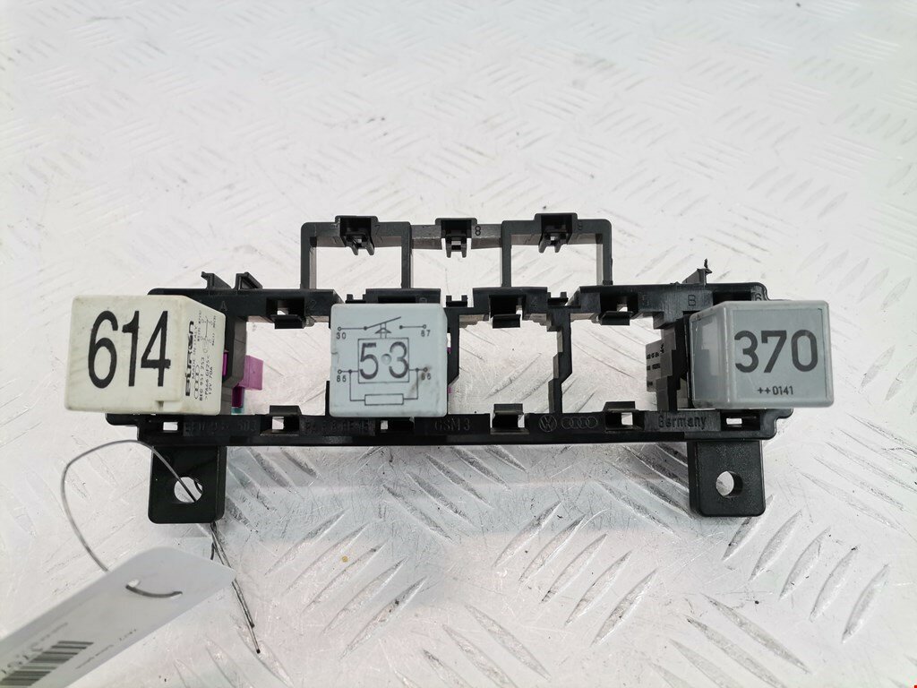 Блок реле Audi A4 B6 8E0937503 арт. 1757435