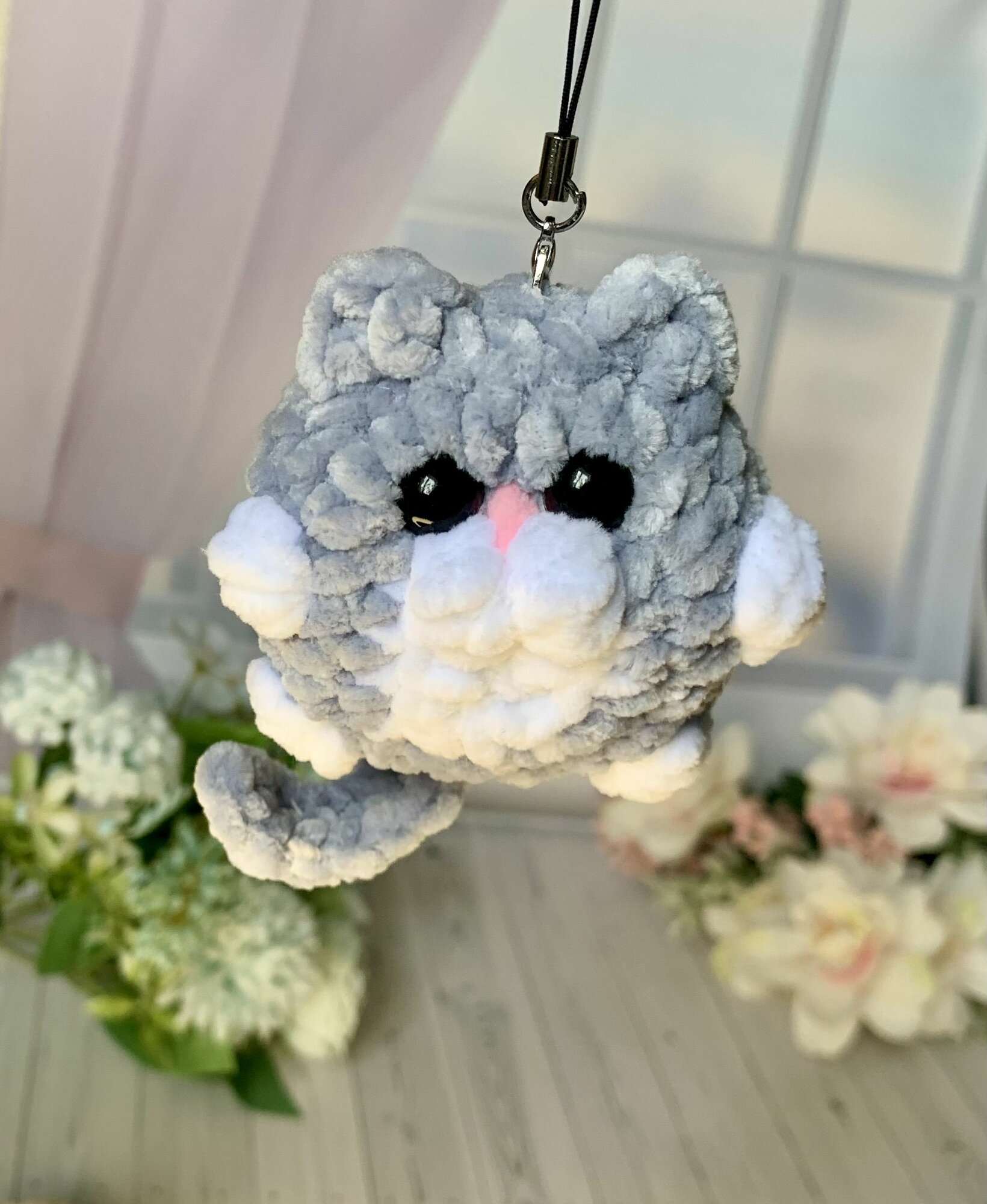 Брелок вязаный котик из плюшевой пряжи серебристый