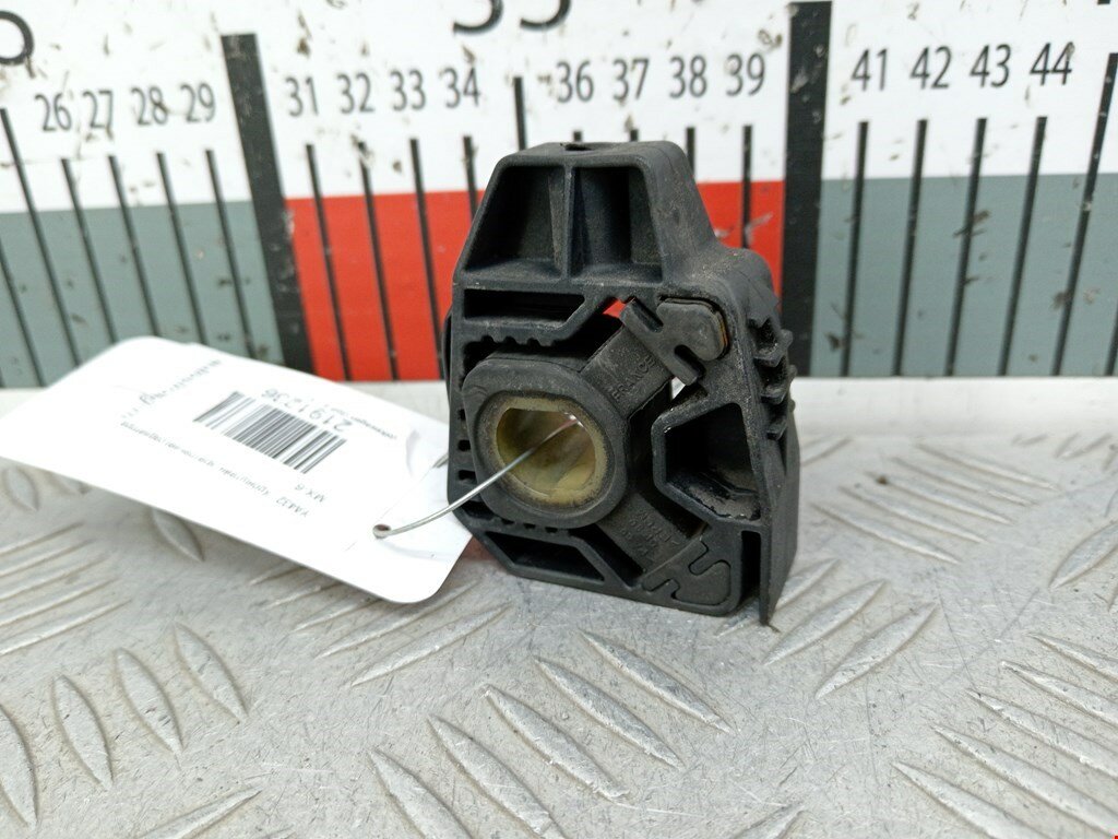 Кронштейн (крепление) радиатора Volkswagen Golf 4 1J0806155E арт. 2191236