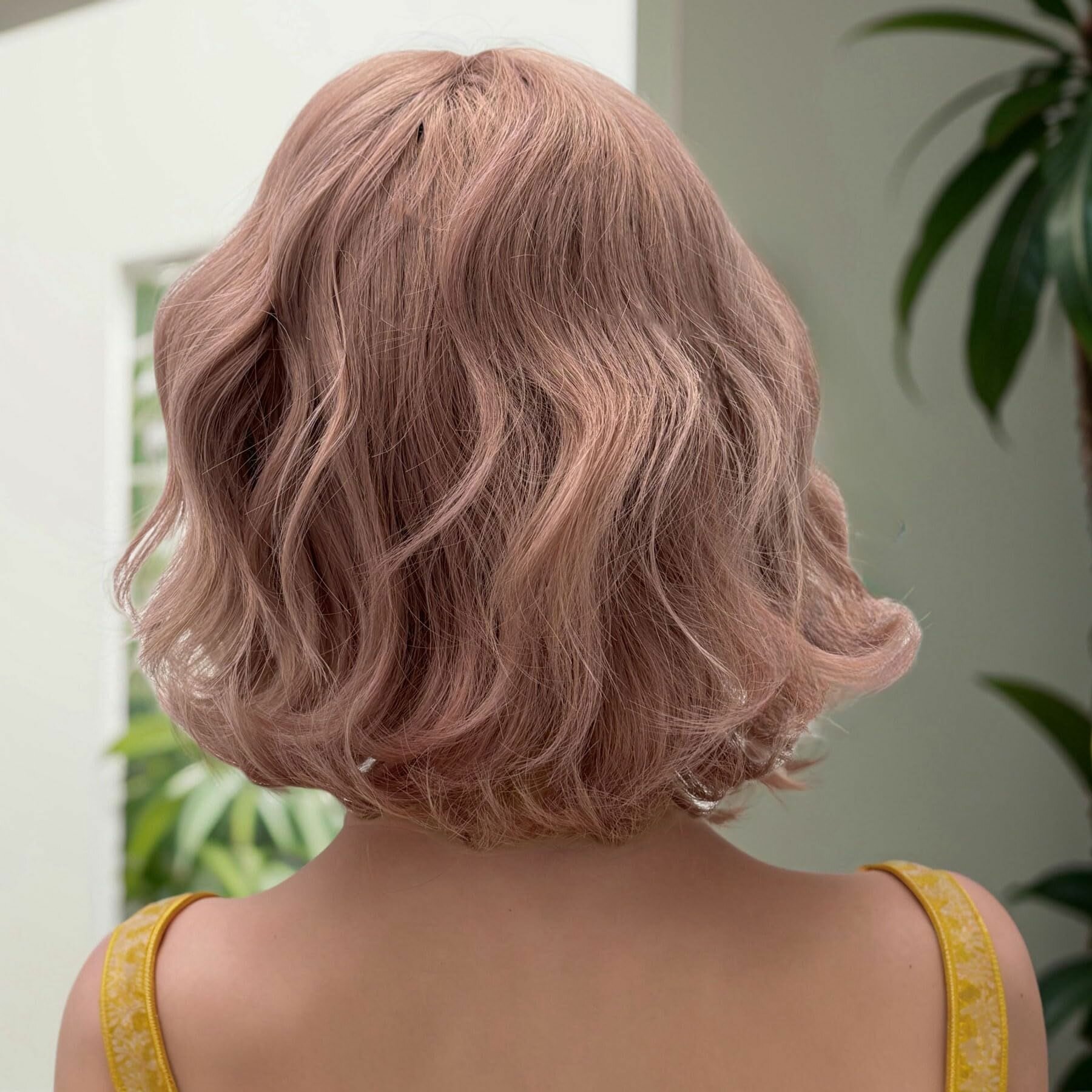 Розовый парик с короткими вьющимися волосами и челкой