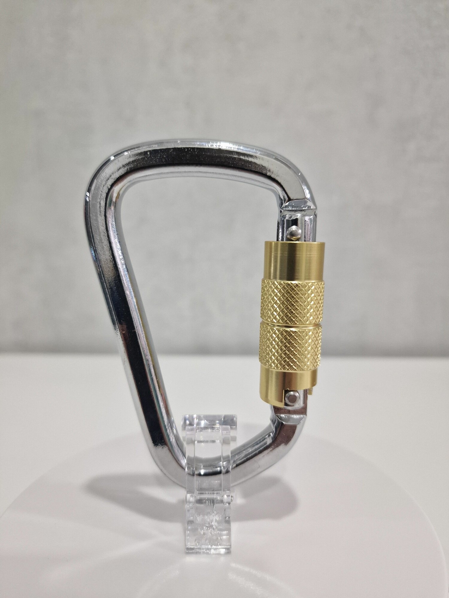 Карабин альпинистский