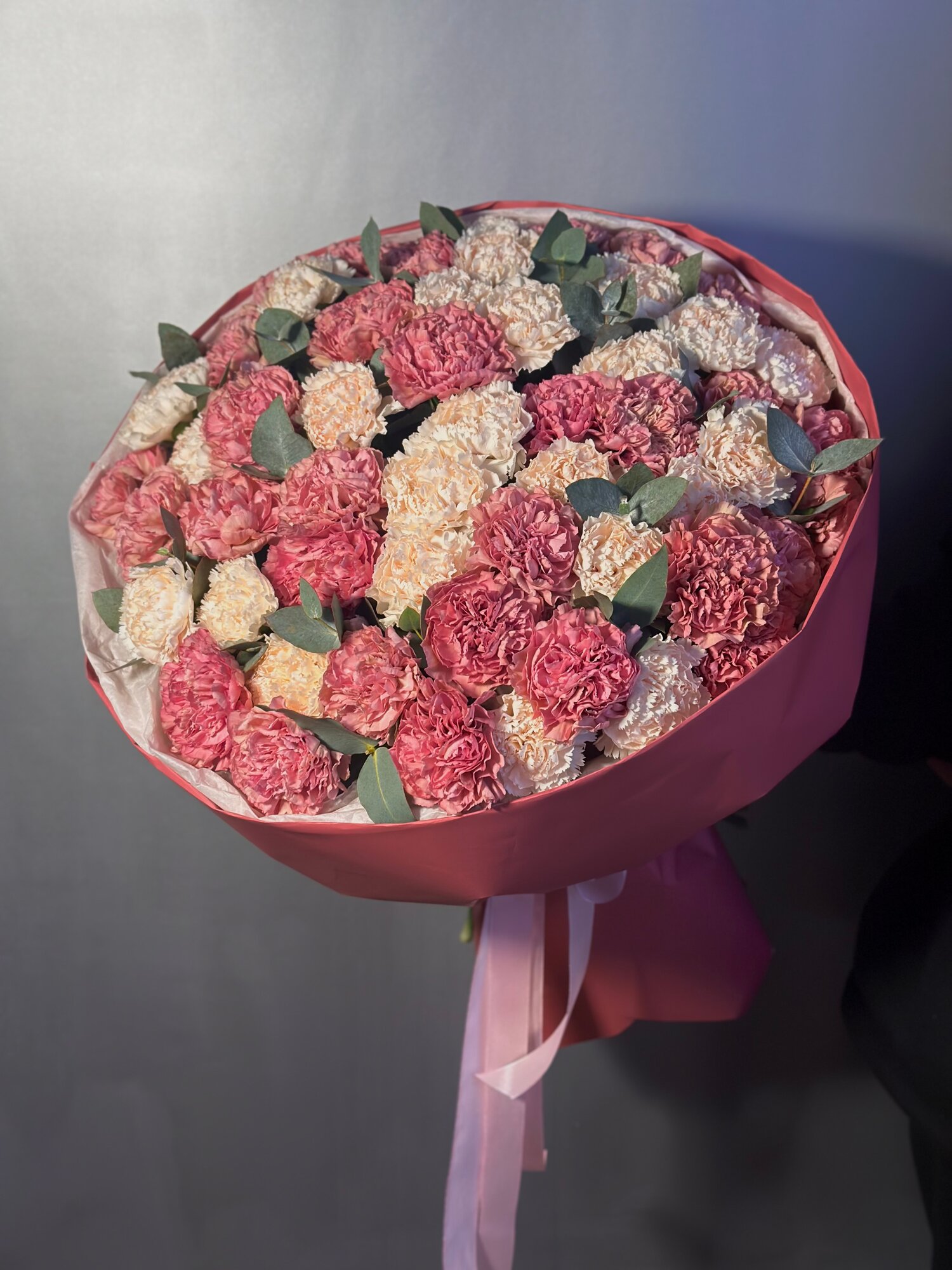 Букет Liana Flowers "Диантус", монобукет, для особых случаев, нежный аромат, бежевый/белый/розовый