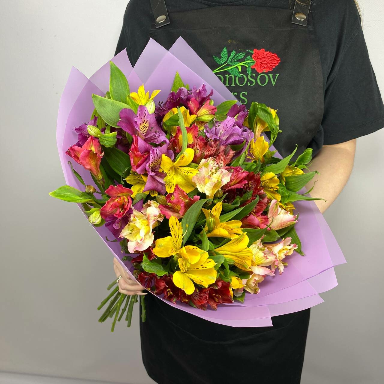 Букет из 15 разноцветных альстромерий