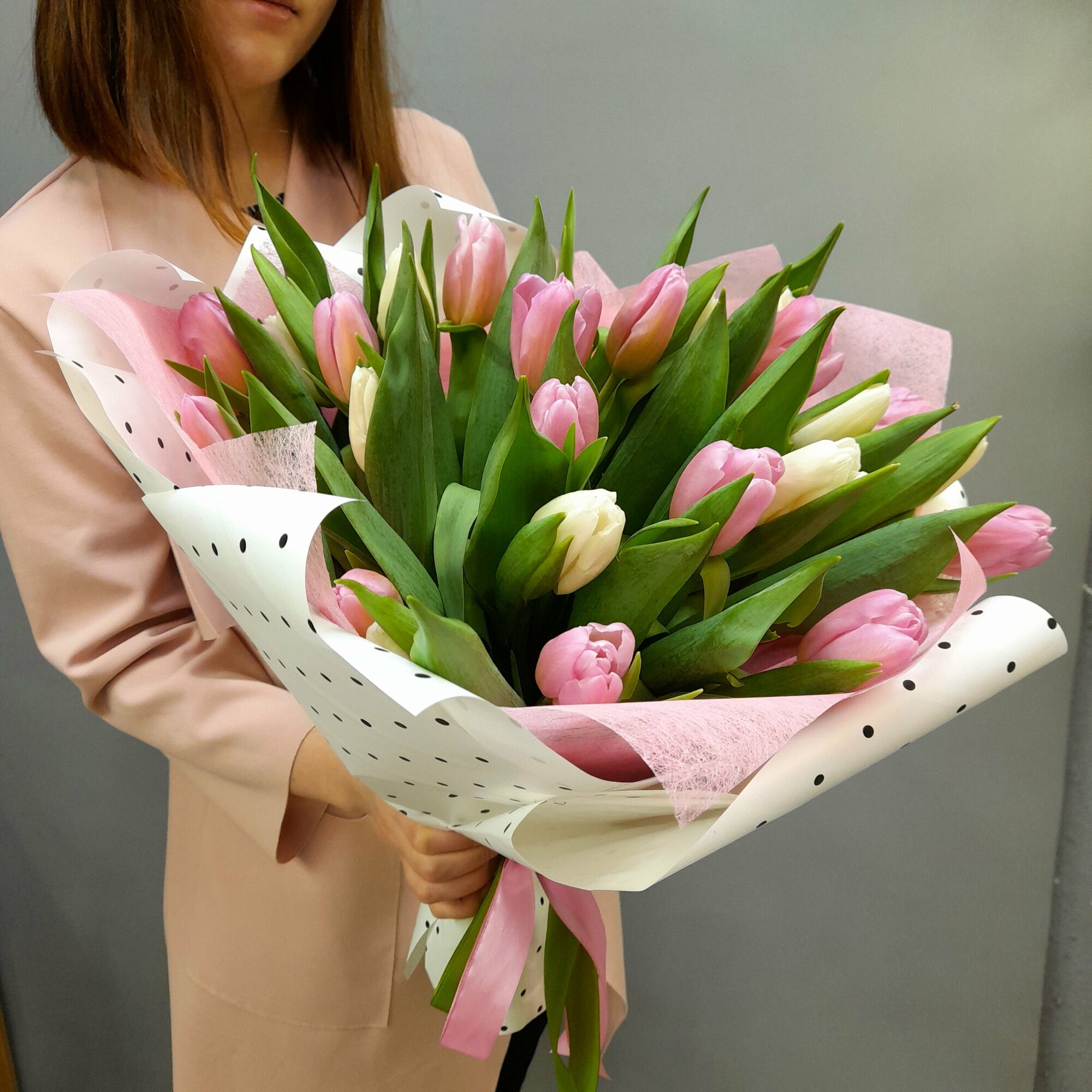 Нежный букет из 25 тюльпанов (розовых и белых) в стильном оформлении, 40см