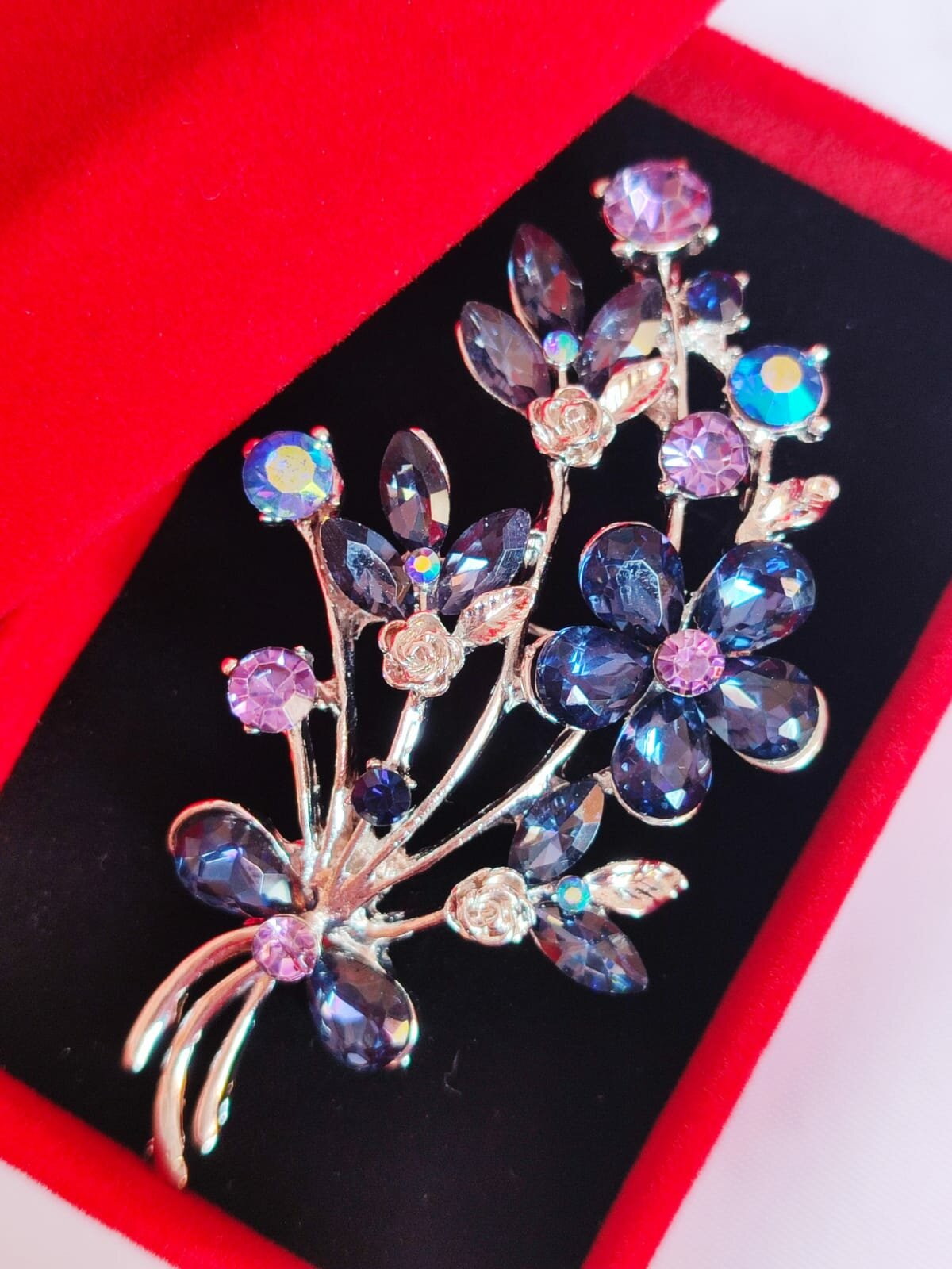 Брошь, стразы