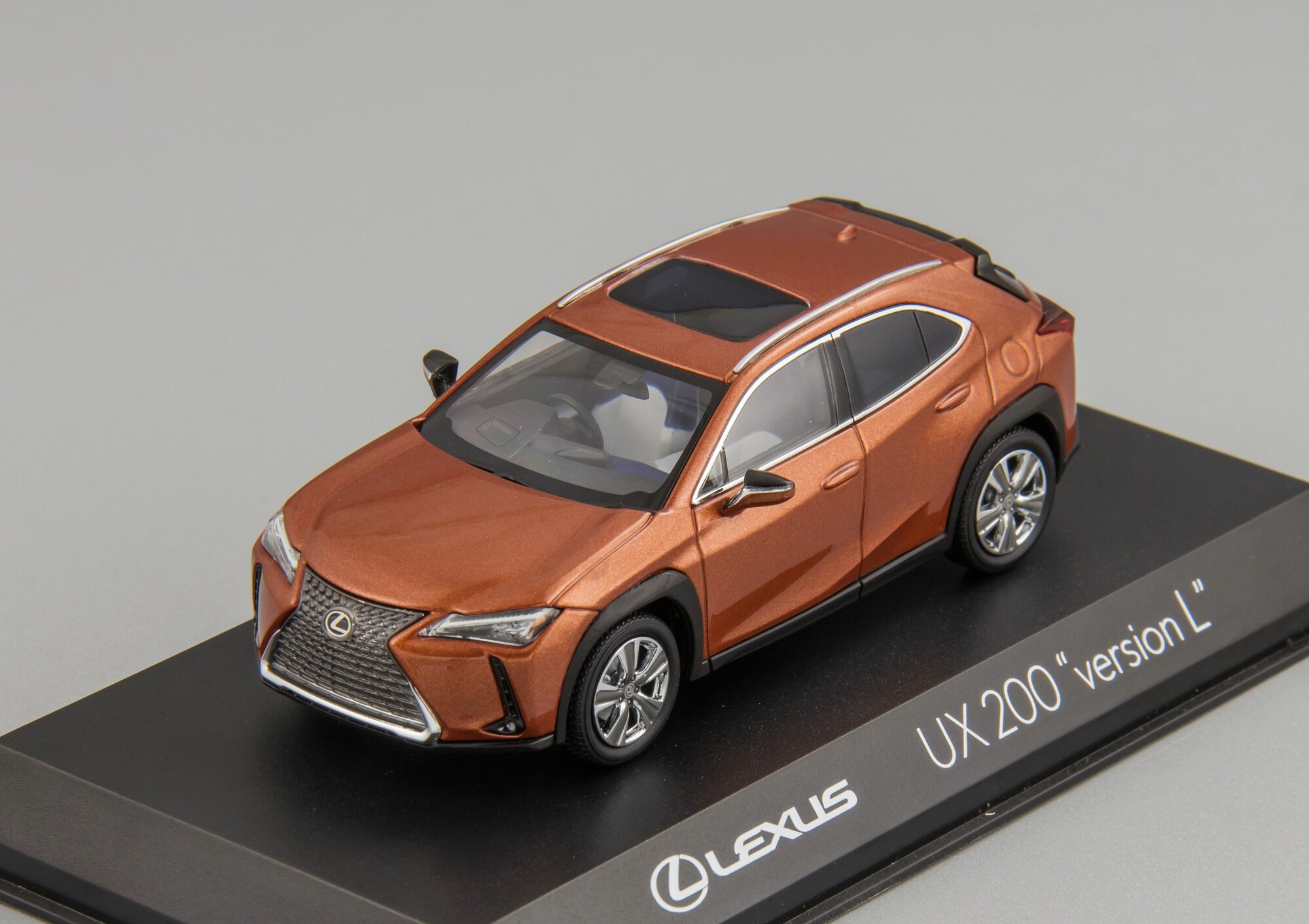 1:43 Lexus UX200 "version L", Коллекционная масштабная модель от Kyosho