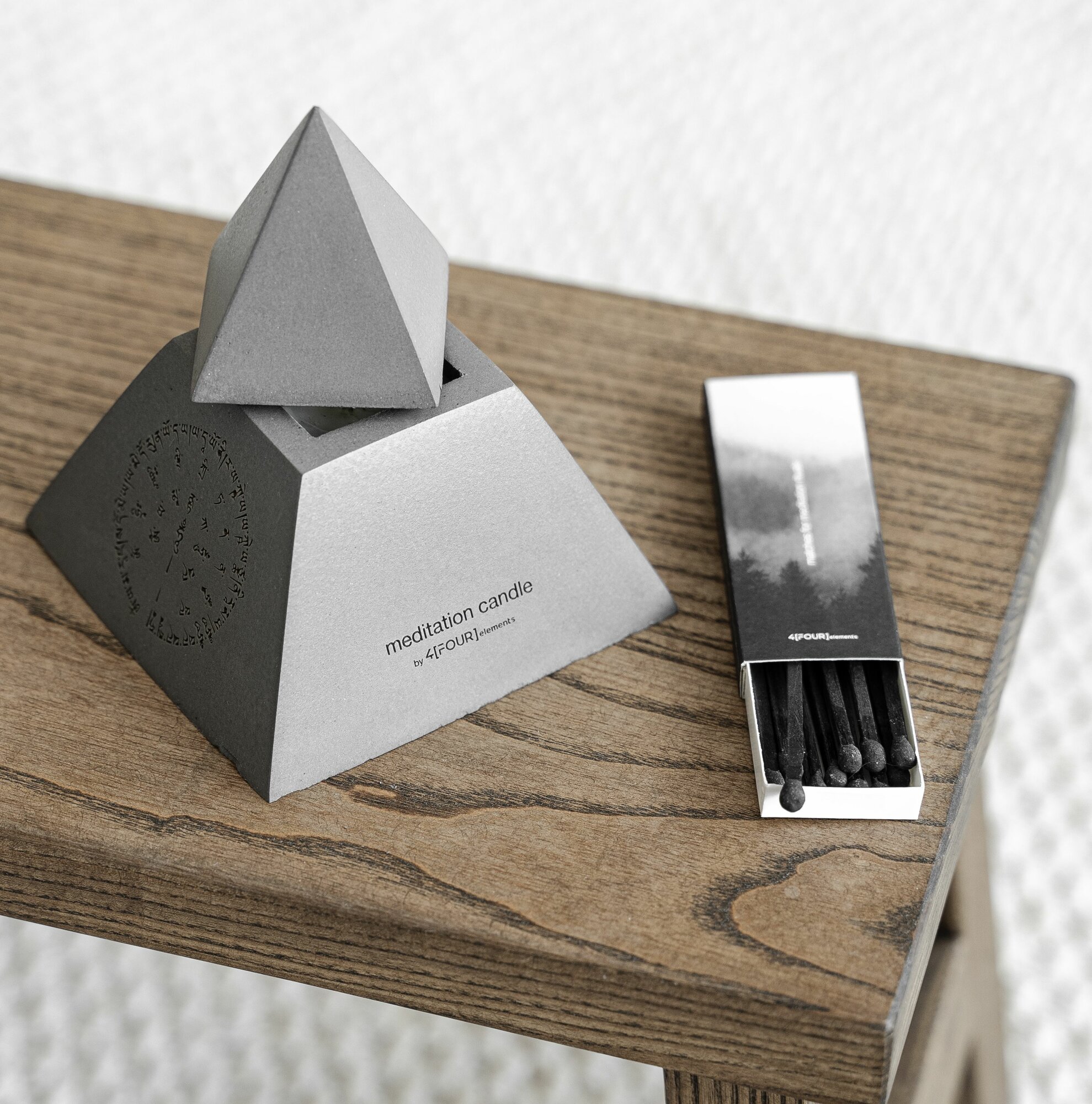 Свеча для медитаций и практик в бетонной форме в виде Пирамиды Meditation candle (Цвет: темно-серый)