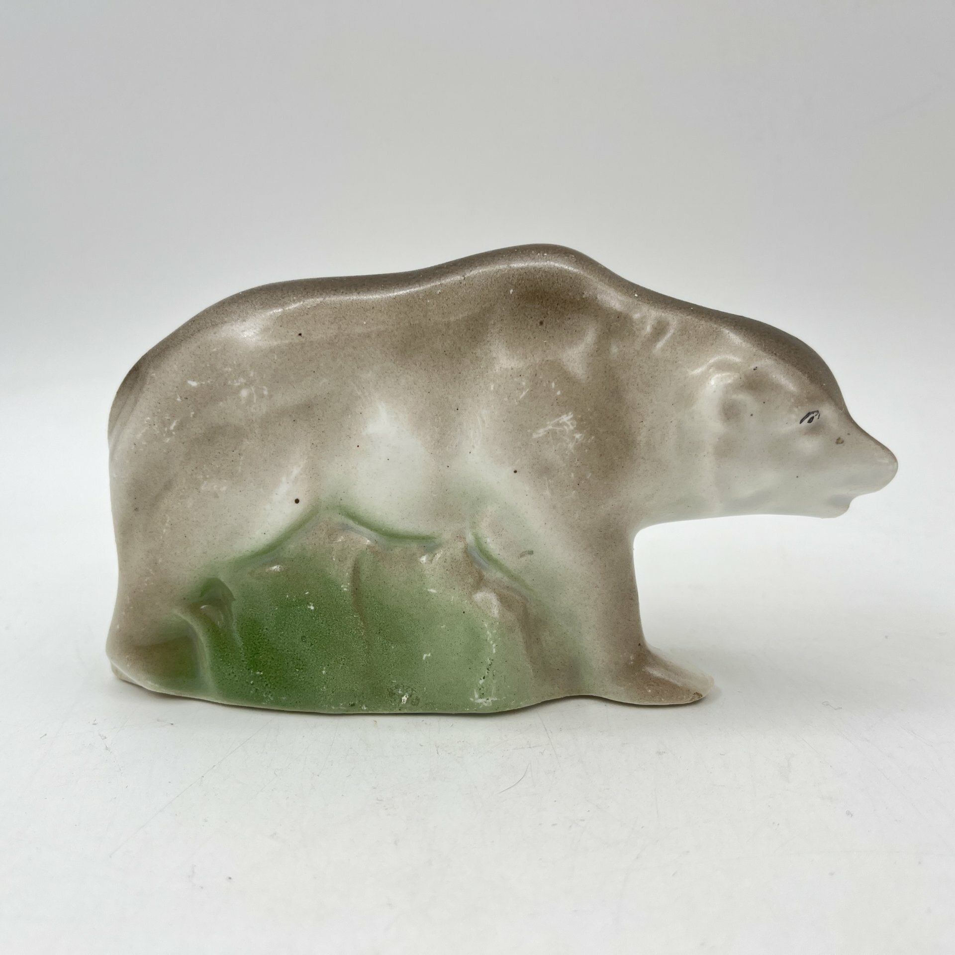 Статуэтка "Медведь", фаянс, аэрография, Кировский фаянсовый завод, СССР, 1932-1936 гг.