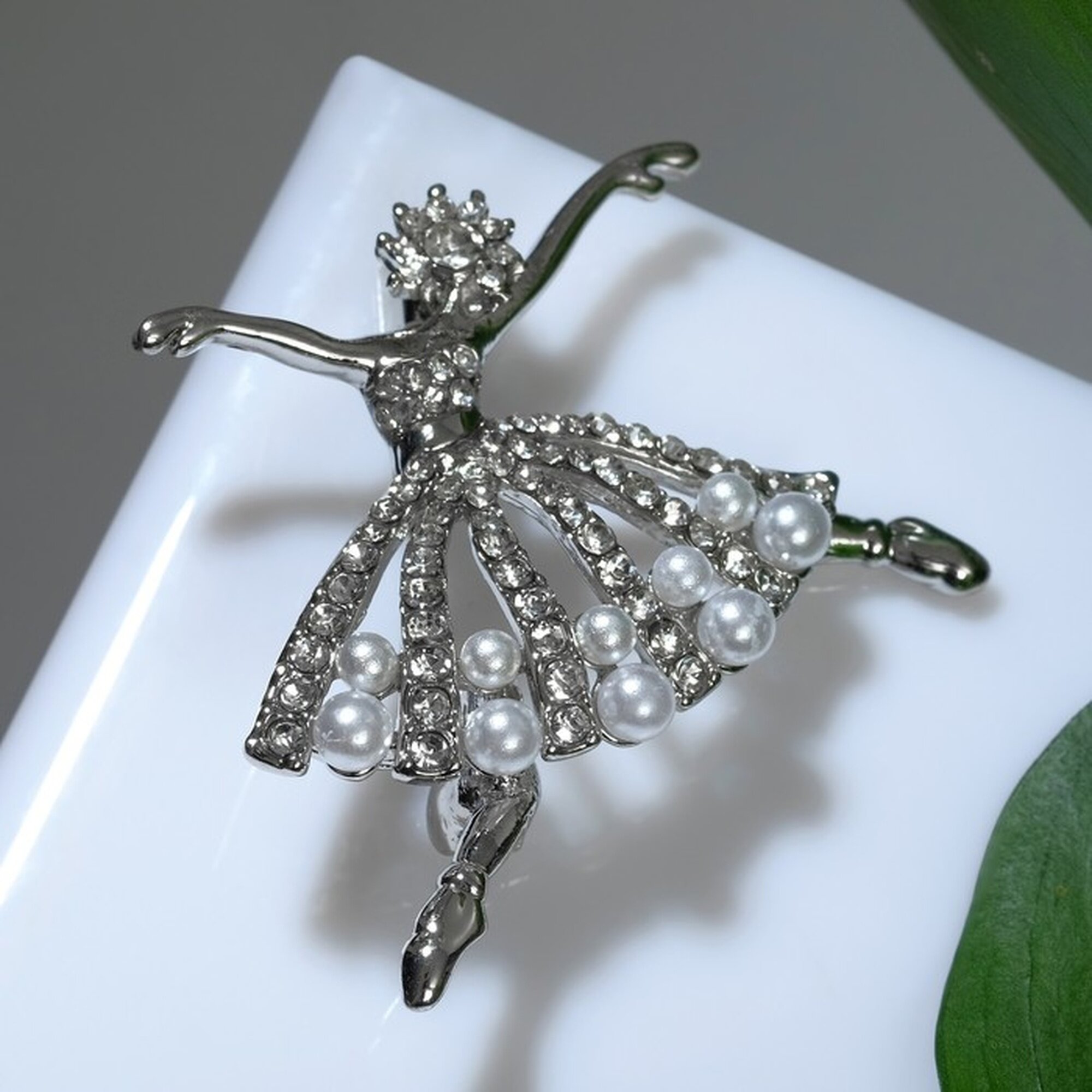 Брошь, стразы, пластик