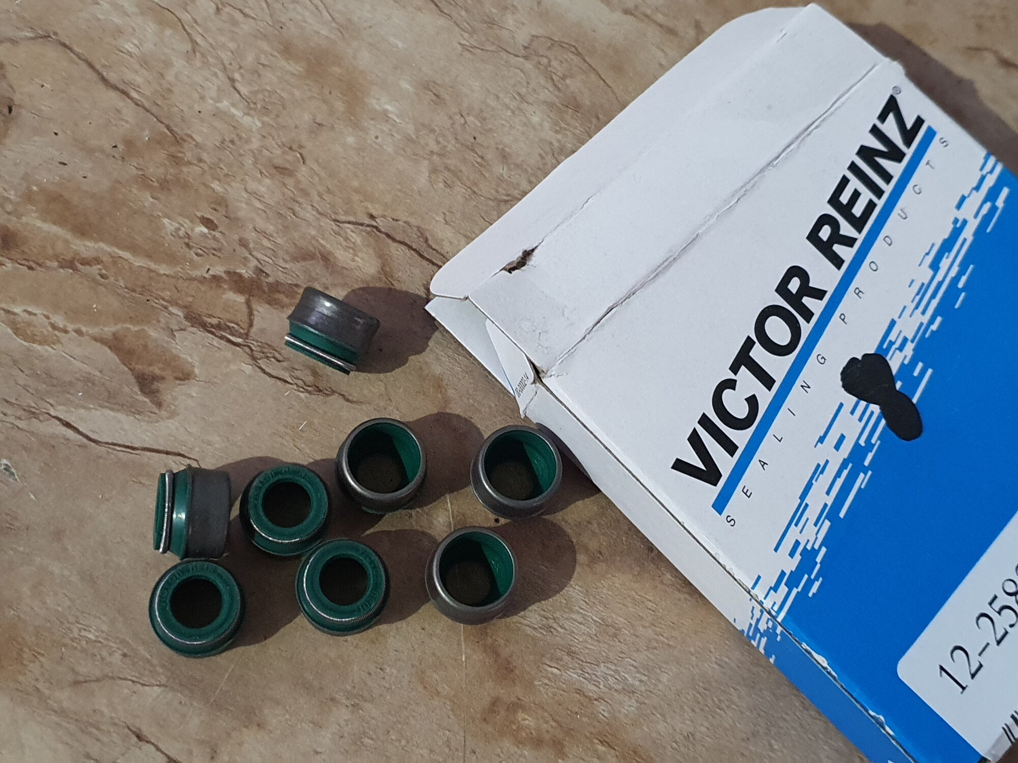 Сальники Клапанов 8 Кл. ВАЗ 2109 2108 2114 2115 2110 2111 калина Гранта и тд. 8 Штук.