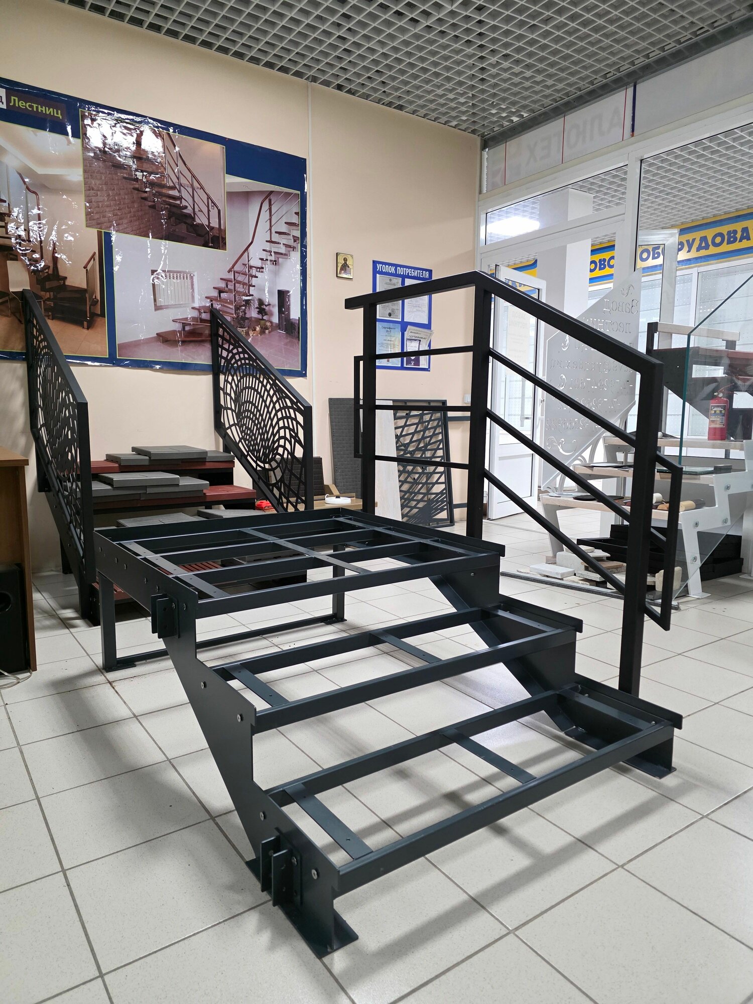 Лестница-крыльцо 3 ступени с площадкой , без ДПК, ограждения справа , ширина 1м, высота 45 см.