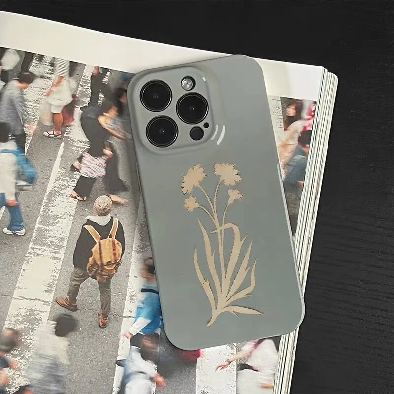 Светло-голубой цветочный чехол для iPhone 13