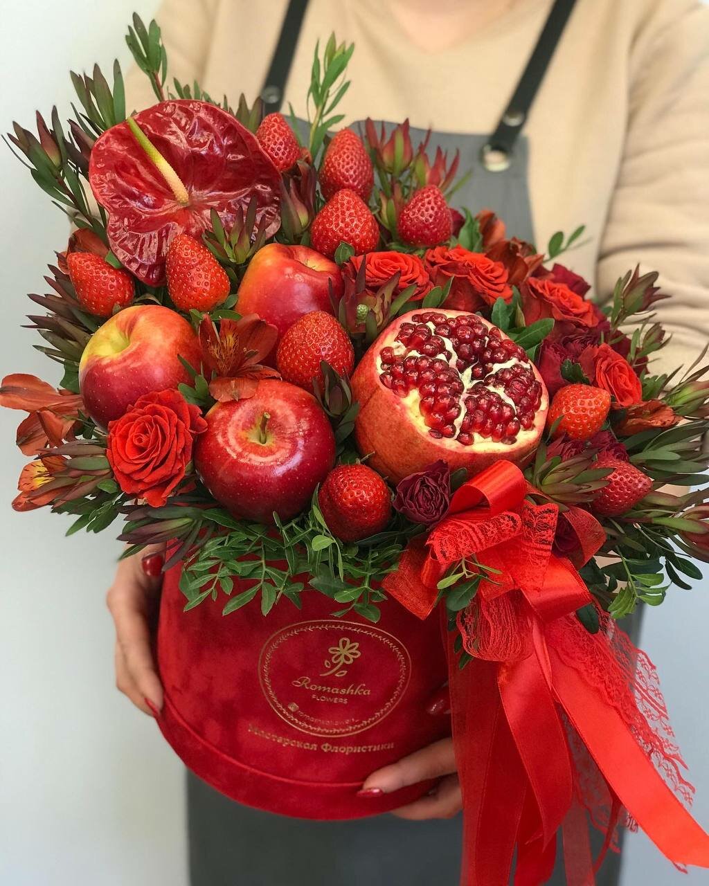 Коробка из фруктов и красных роз «Восточный бриз» - M (до 35 см)