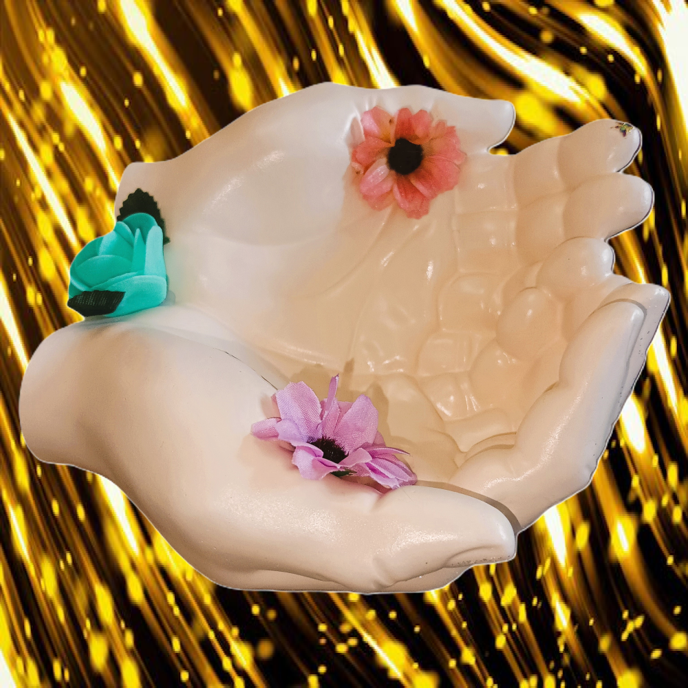 Кашпо "Руки Давида" - глянцевое из гипса оформленная бабочками и цветами в хорошем качестве с глянцевым покрытием