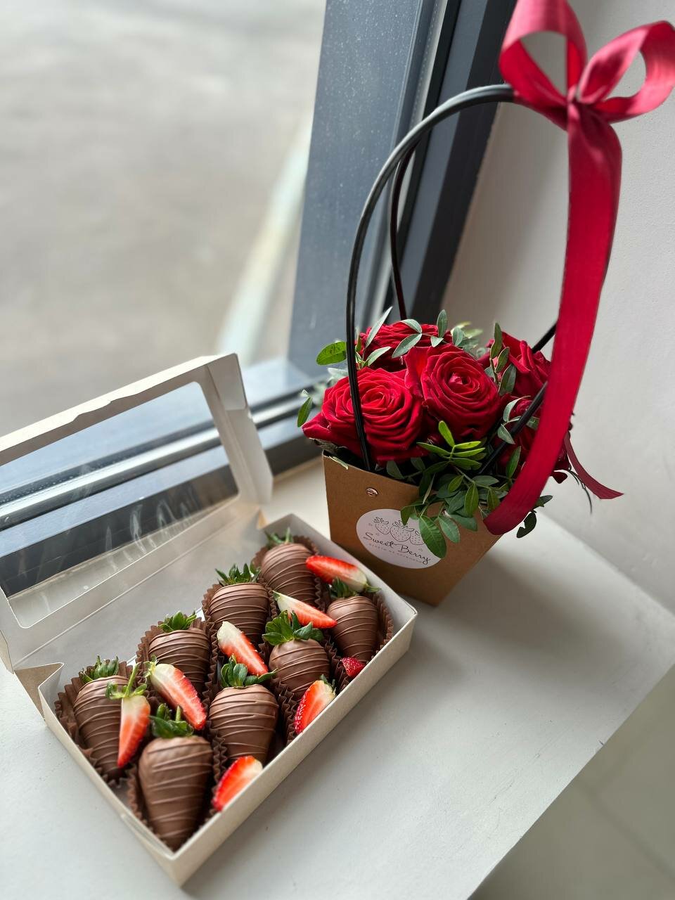 Композиция "Шарм Sweet Berry" из 5 красных роз и набор клубники в шоколаде