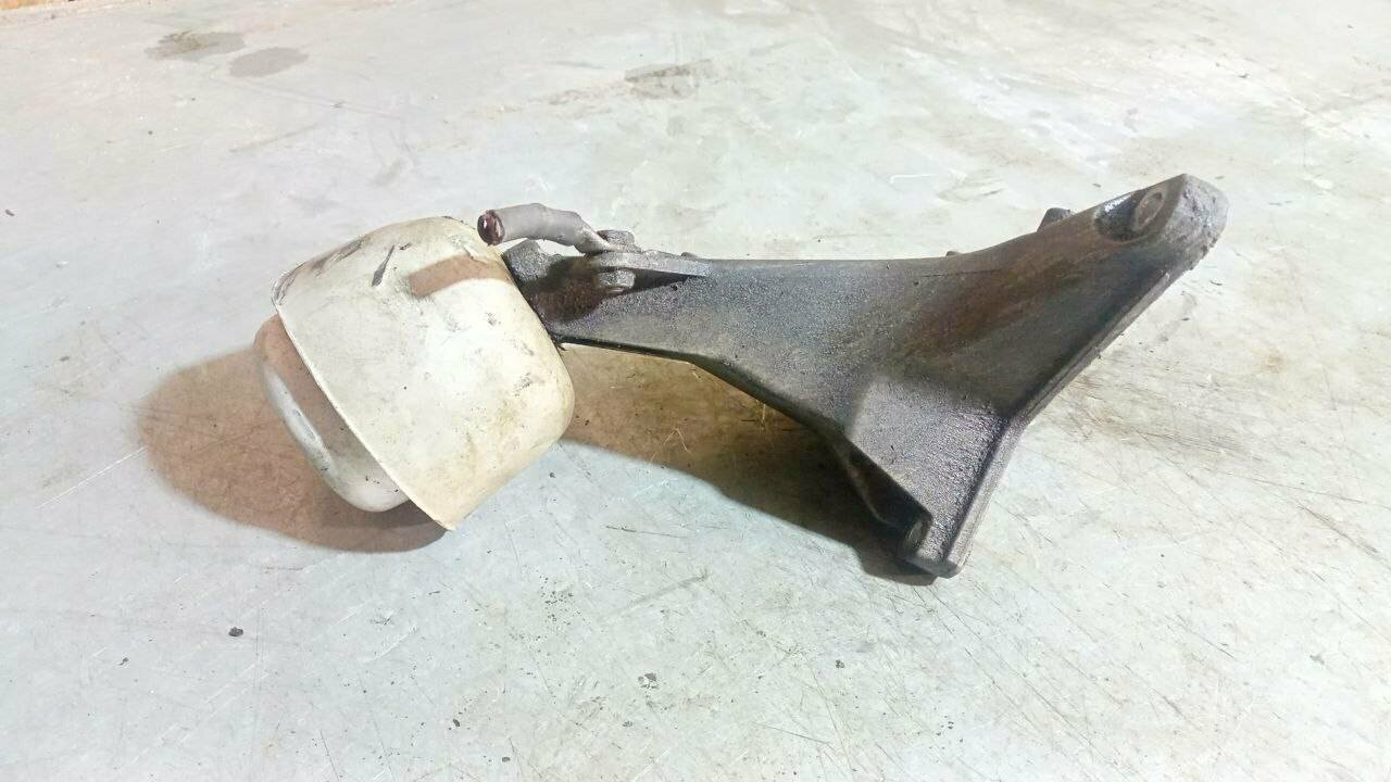 Подушка крепления двигателя Volkswagen Passat B5 1997 8D0199308M