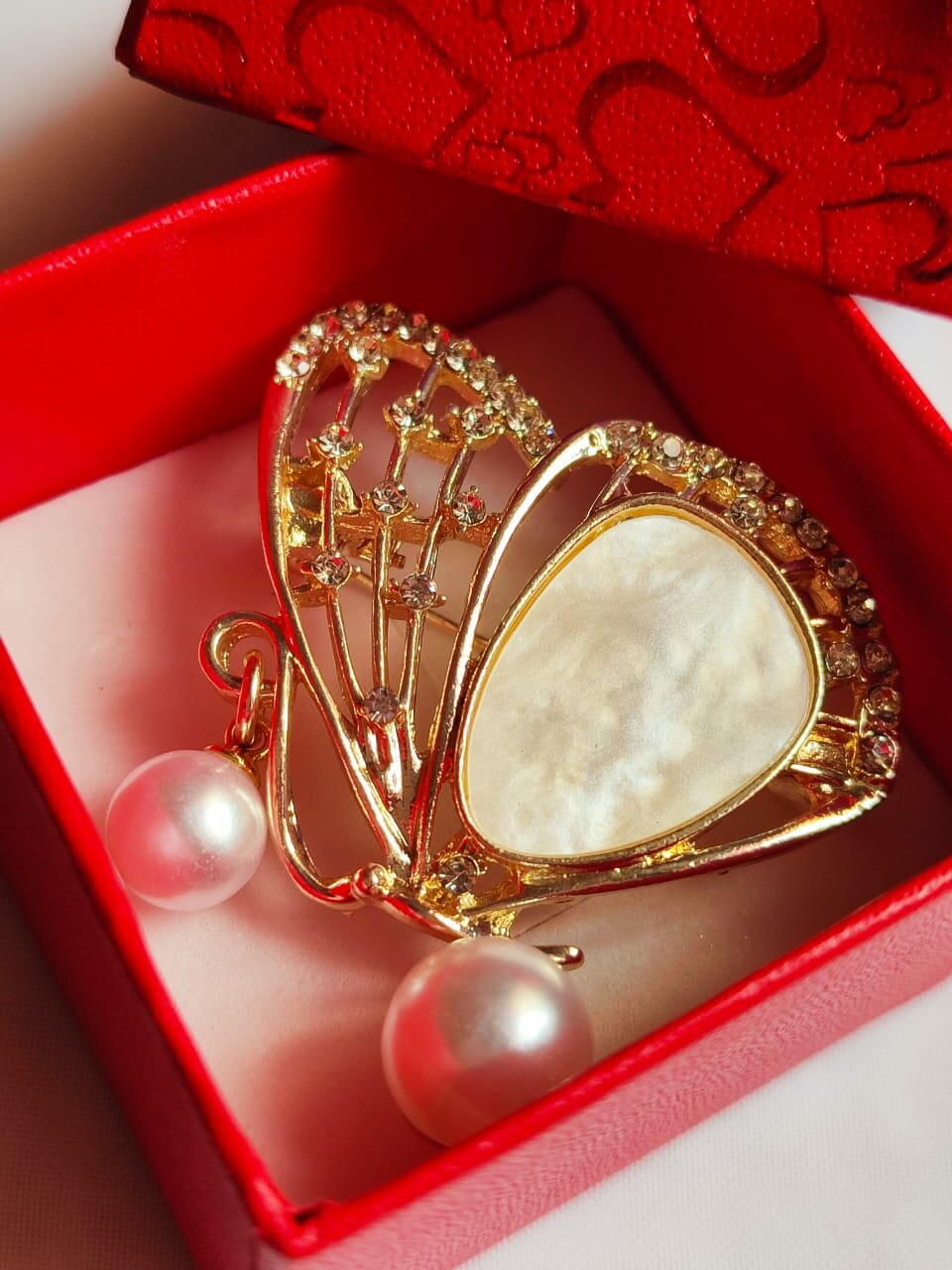 Брошь, стразы, эмаль, перламутр