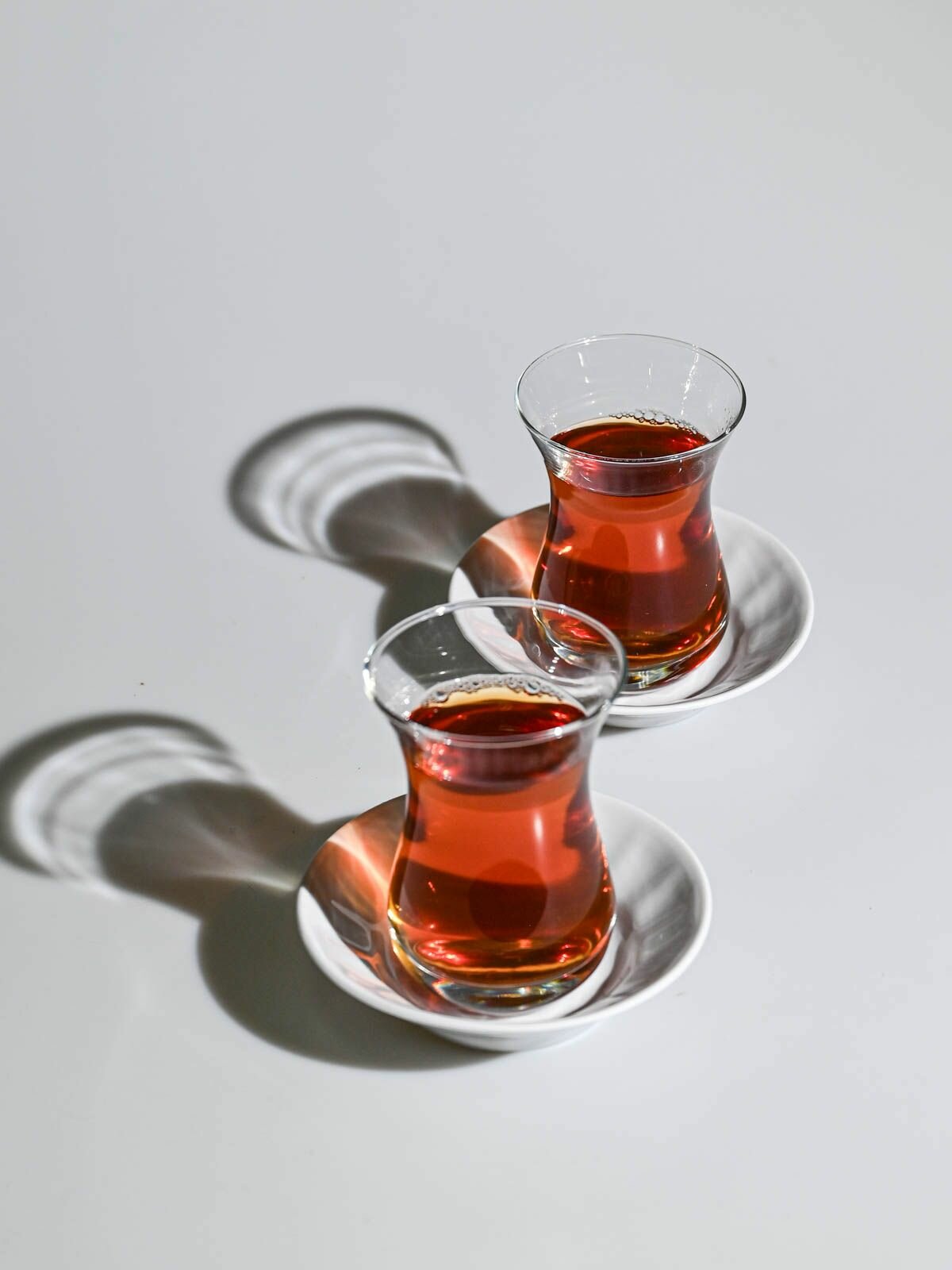 Стаканчики Армуду с блюдцами из фарфора 2 пары