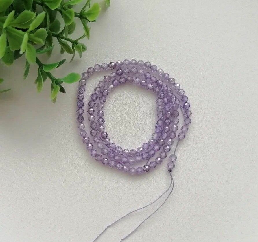 Циркон натуральный бусины с огранкой 3 мм сиреневый. 37 см (около 130 шт).