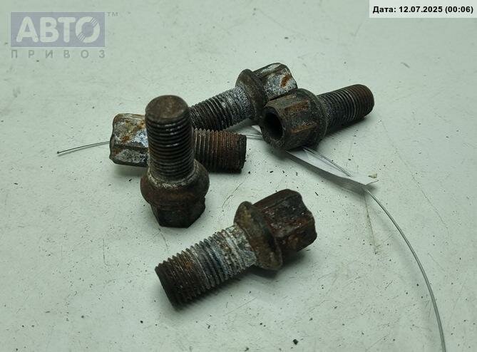 Болт колесный (гайка колесная) Volkswagen Passat B5+ (GP)