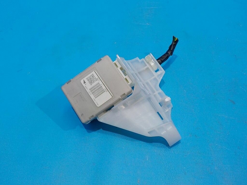 Блок реле TOYOTA Auris (E15) 2006-2012 8267112270 - Б/У