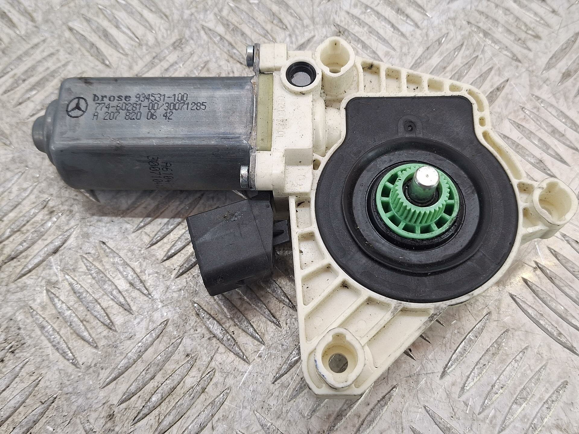 Моторчик стеклоподъемника передний правый Mercedes-Benz E W212 C207 2011 A2078200642