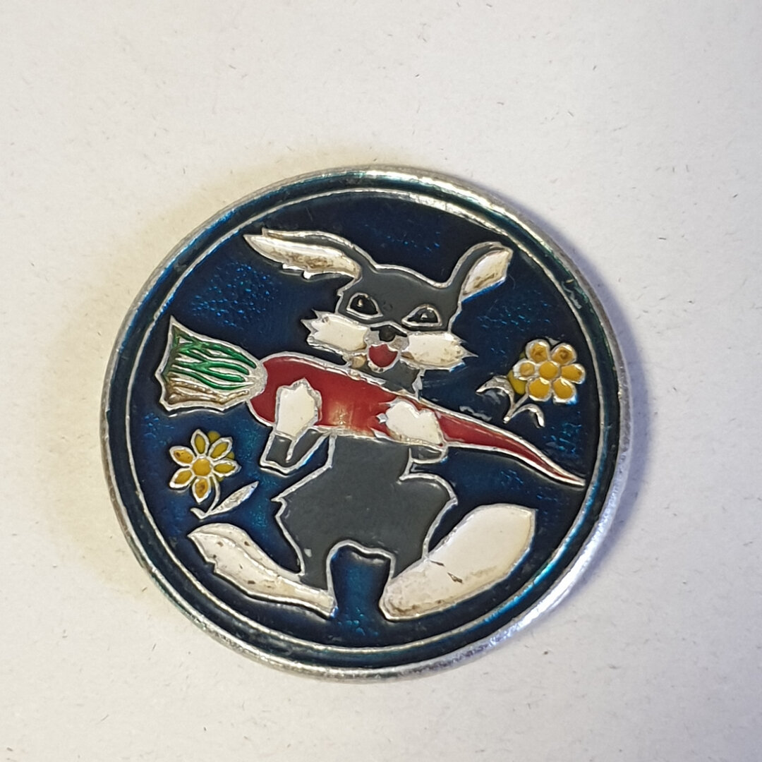 Значок СССР с зайцем и морковкой, оригинальный эмалевый дизайн, советский и винтажный.