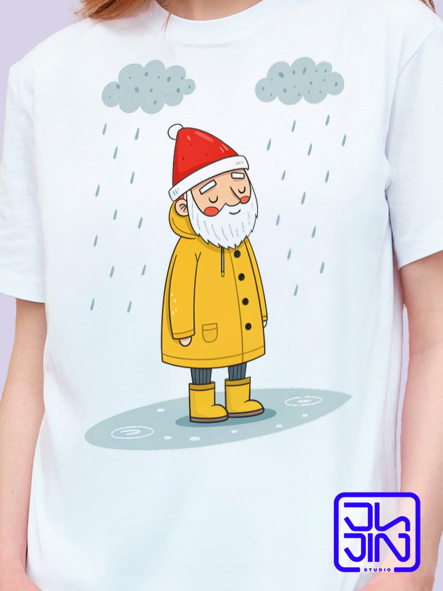 Футболка Jujin Studio классическая женская с авторским принтом Санта в жёлтом дождевике под белыми облаками в ретро стиле под дождём, белый хлопковый трикотаж с прикольным рисунком на груди