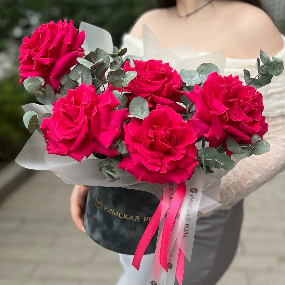 Французские розы в серой бархатной коробке с эвкалиптом - ROMAN ROSE