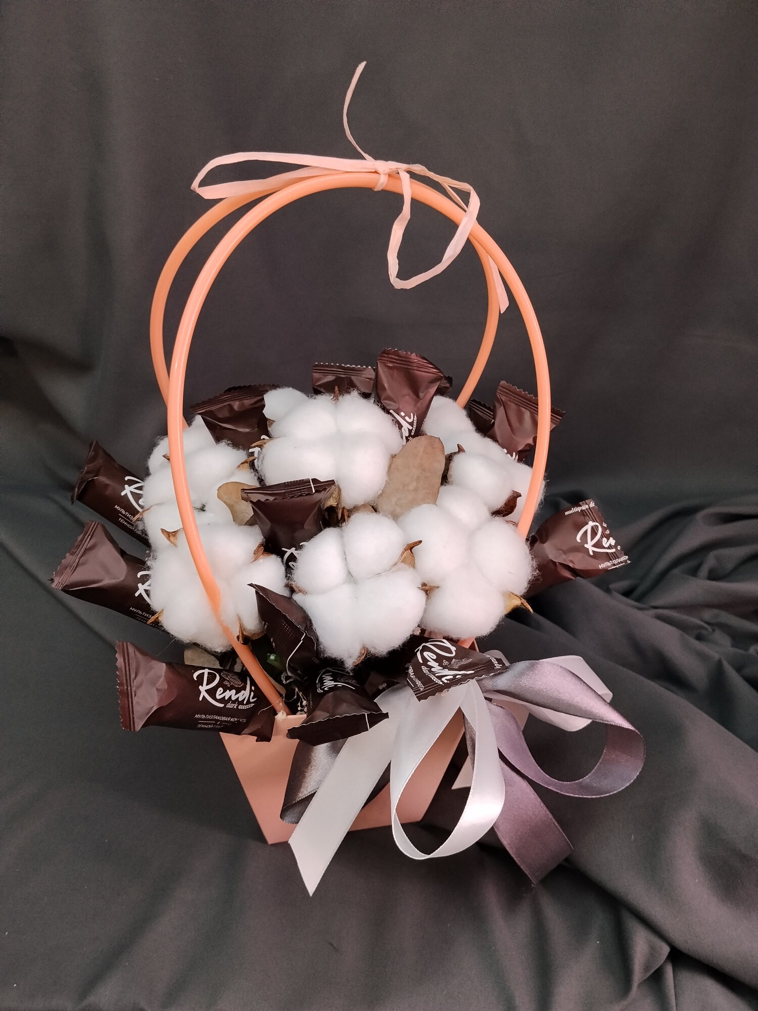 Сладкий букет в подарок с конфетами и хлопком зимний и свежий