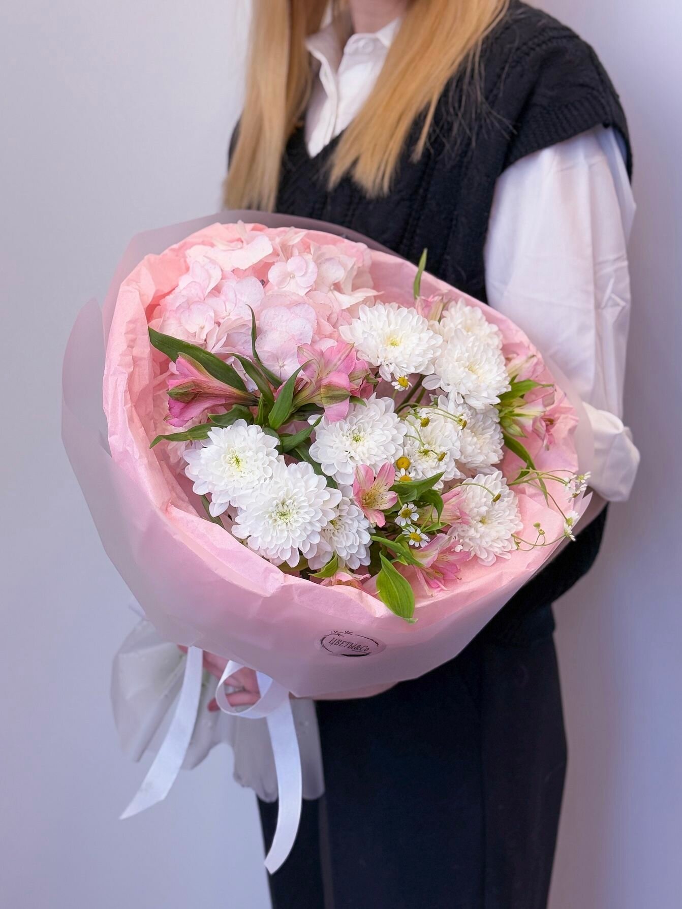 Авторский букет с гортензией, альстромерией, кустовой хризантемой "Теплый взгляд"