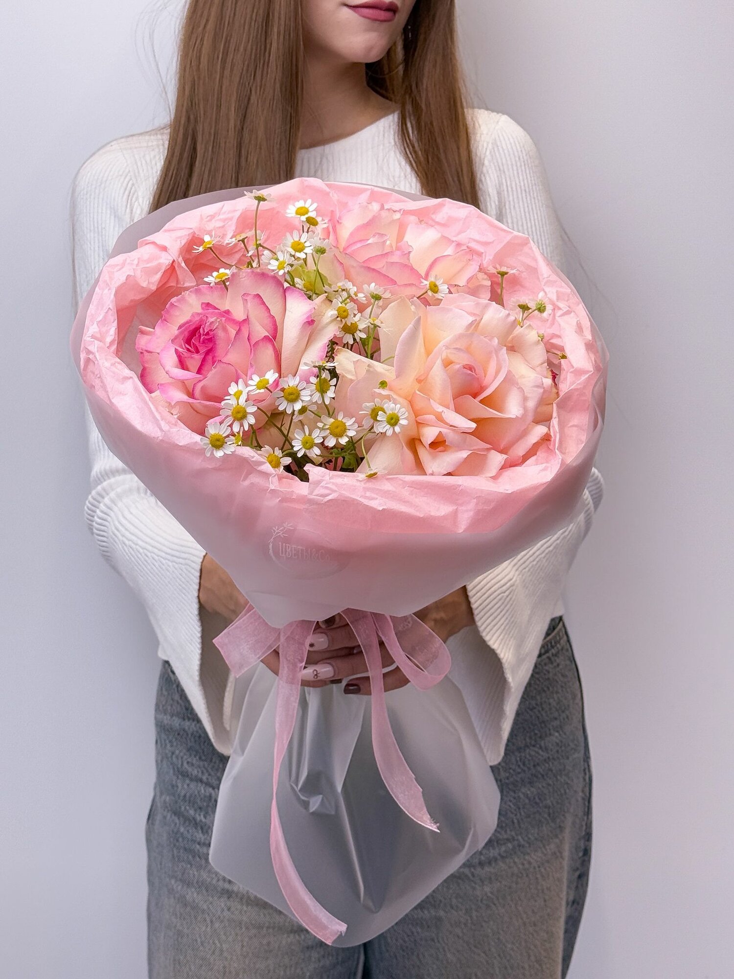 Авторский букет с французскими розами и ромашками "Улыбка"