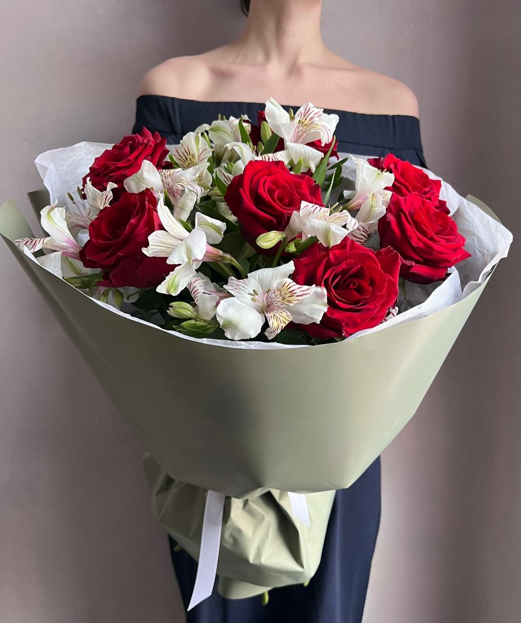 Букет из красных роз и альстромерий