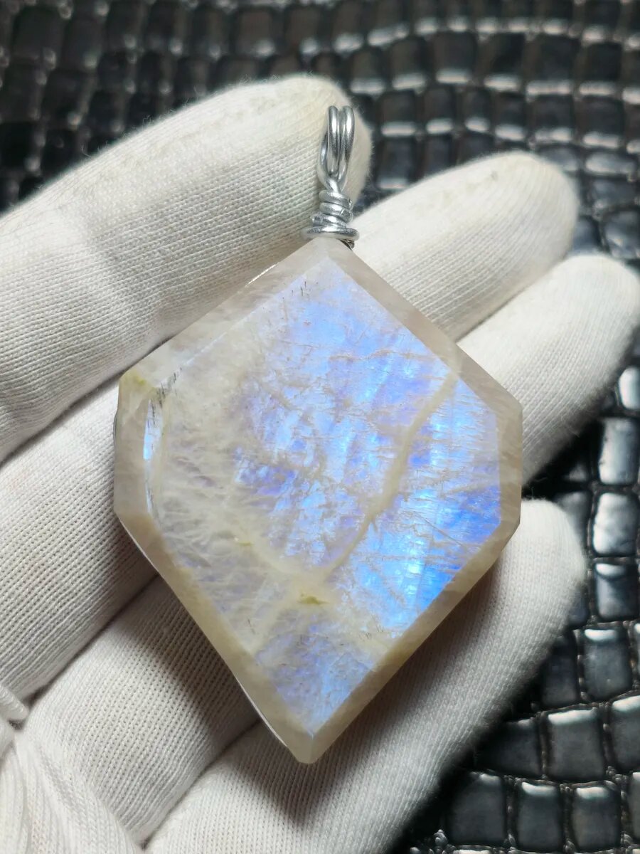 Подвеска, лунный камень