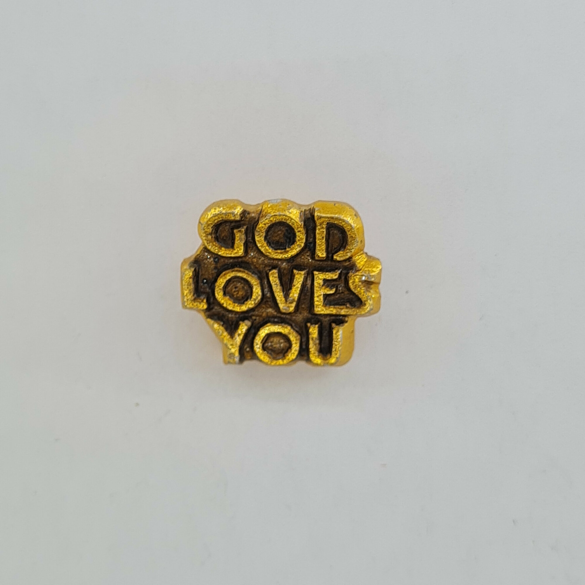 Значок СССР. Надпись God loves you, религия. Винтажный значек.