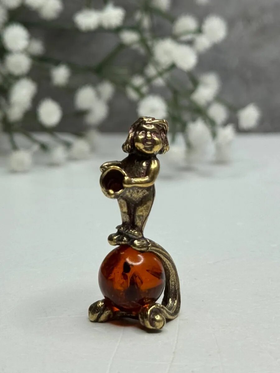 Фигурка декоративная знак-зодиака "Водолей" Латунь/Янтарь, 3,5 см
