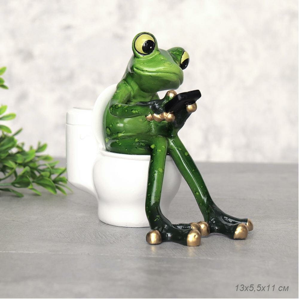 Фигурка Лягушка на унитазе с телефоном в руках 11 см