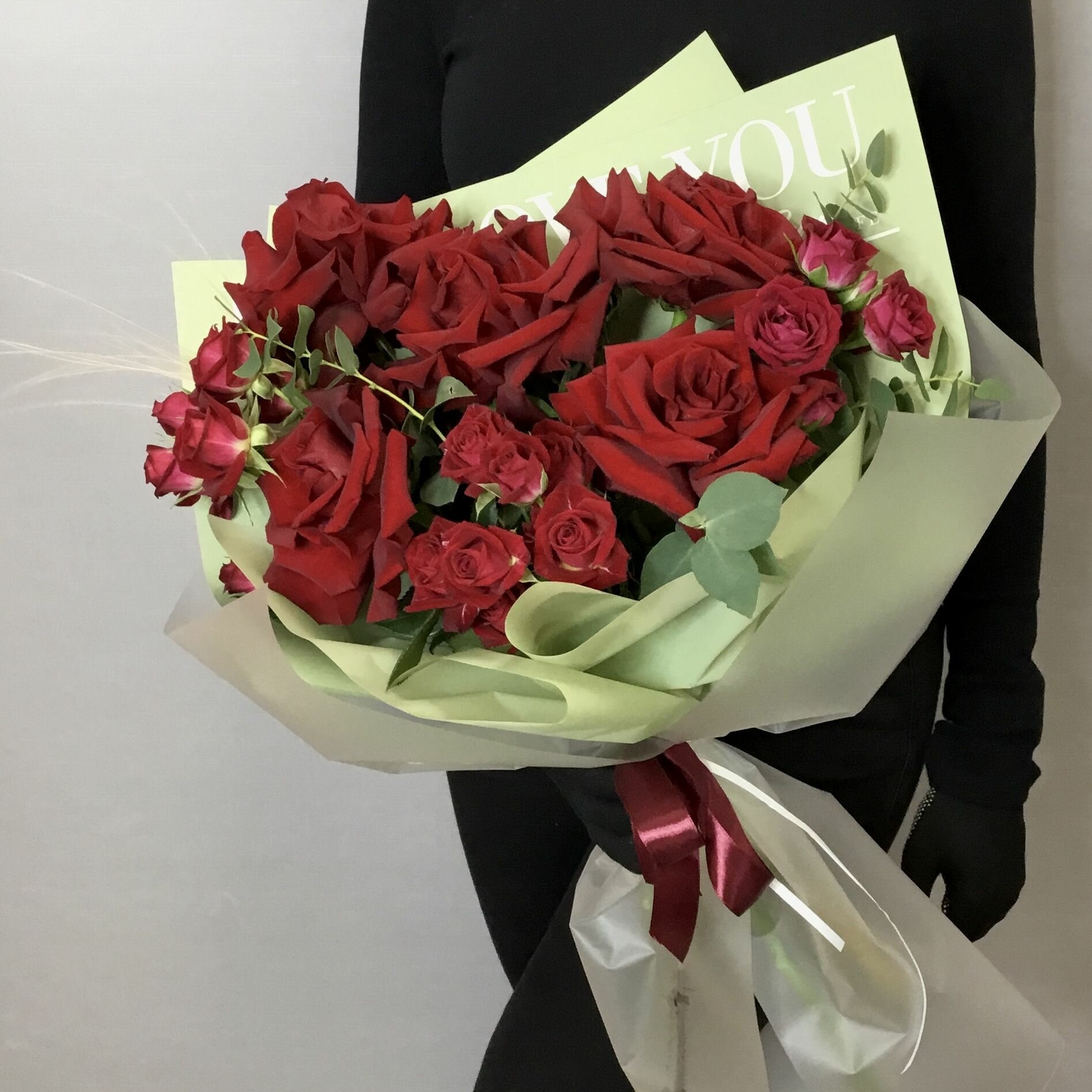 Букет бордовых французских и кустовых роз Красная поляна