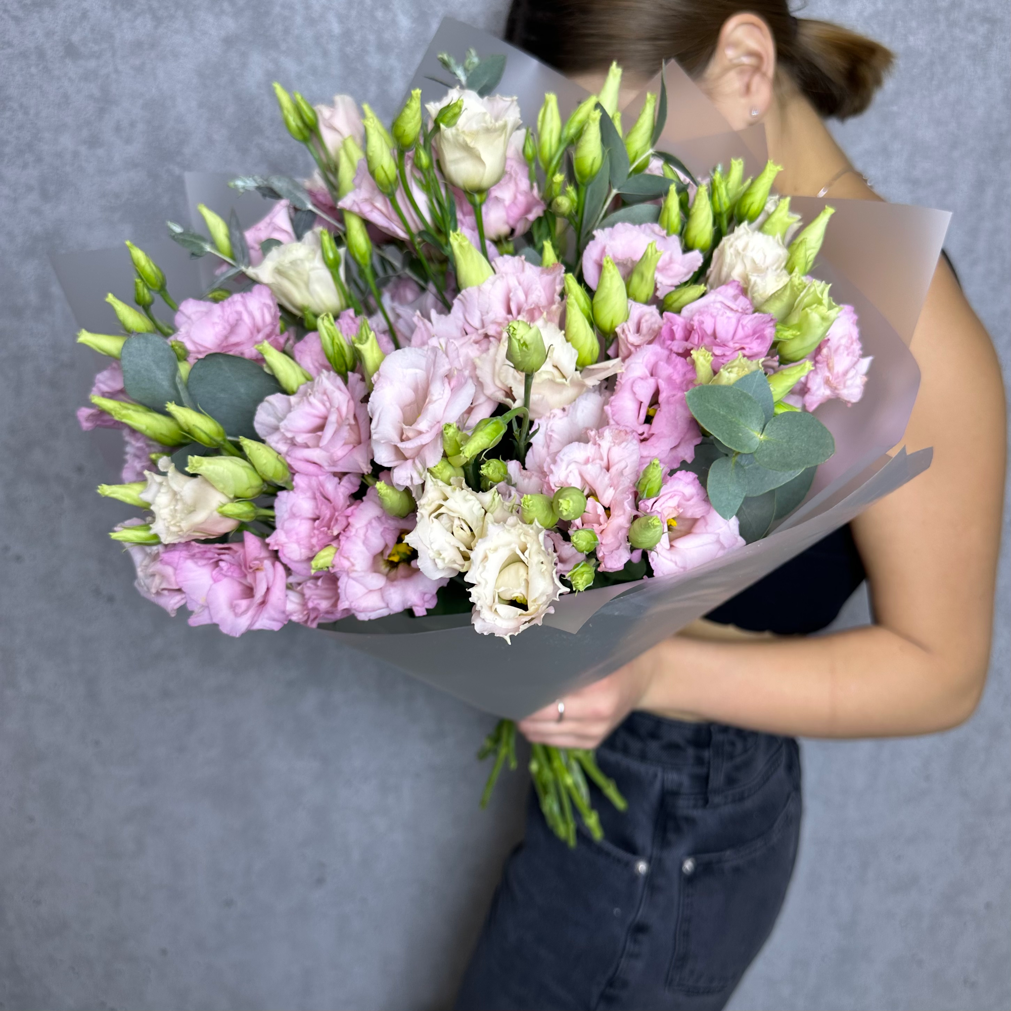 Цветы живые букет из 9 эустом и эвкалипта "Зефирка" Sharmonic Fleur