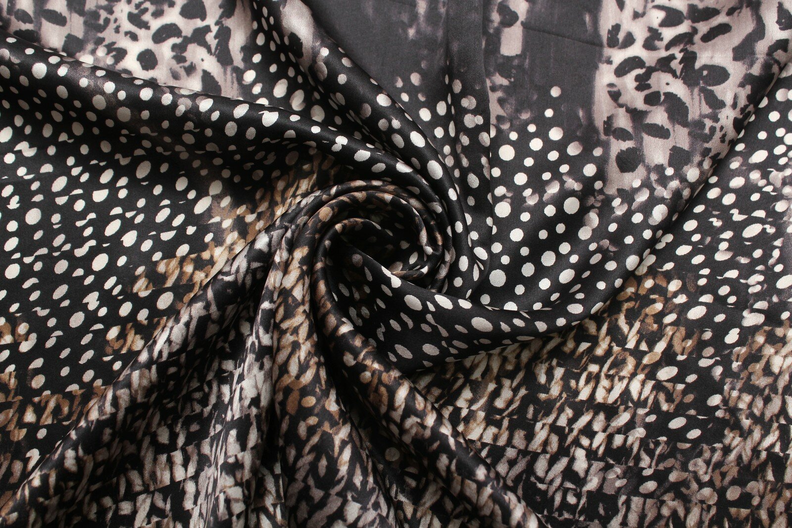 Ткань Шелк-атлас горох и хищный рисунок в чёрном и бежево-табачном цвете, ш138см, 0,5 м