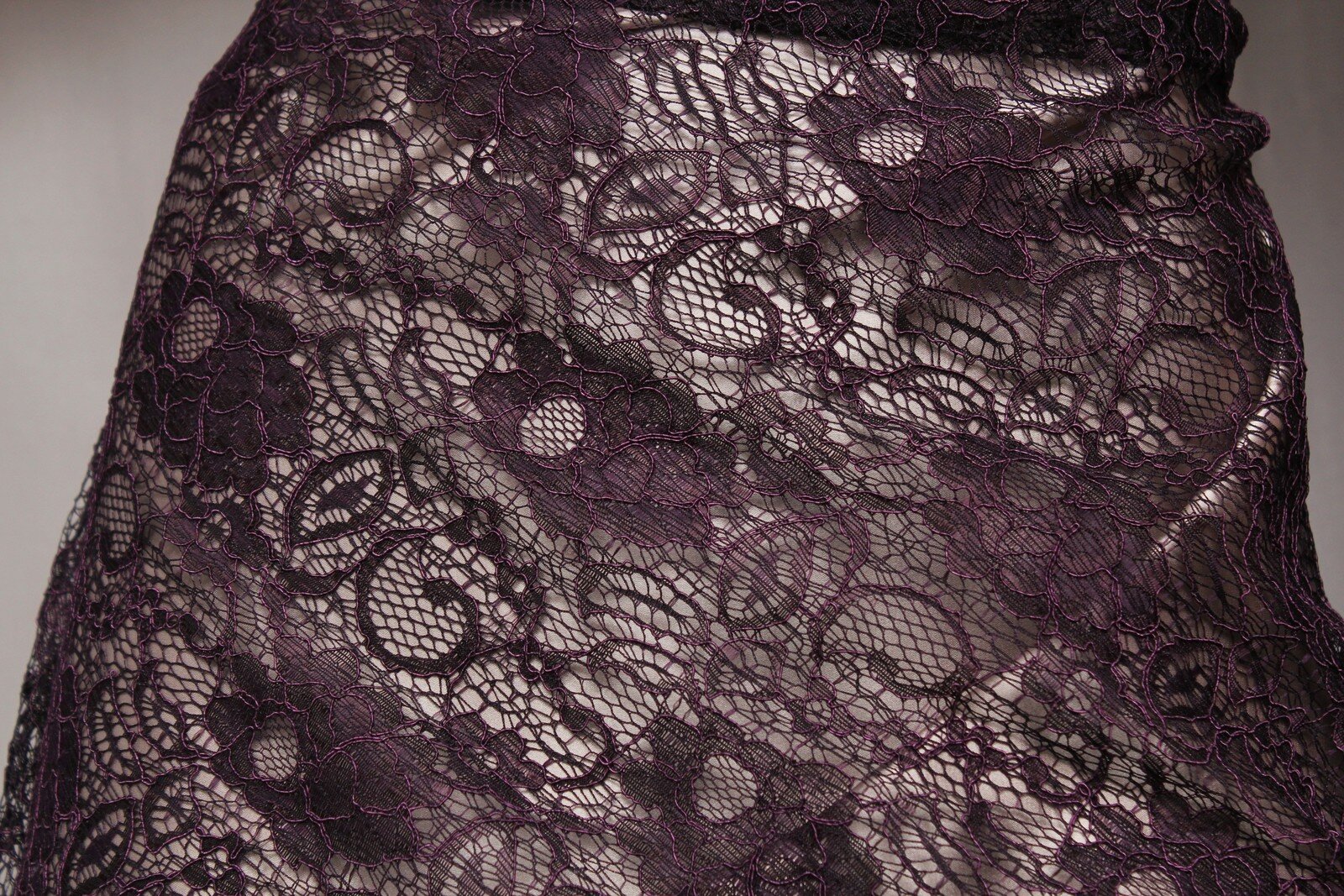 Ткань Кружево пурпурно-баклажанное с кордом и фестонами, ш140см, 0,5 м