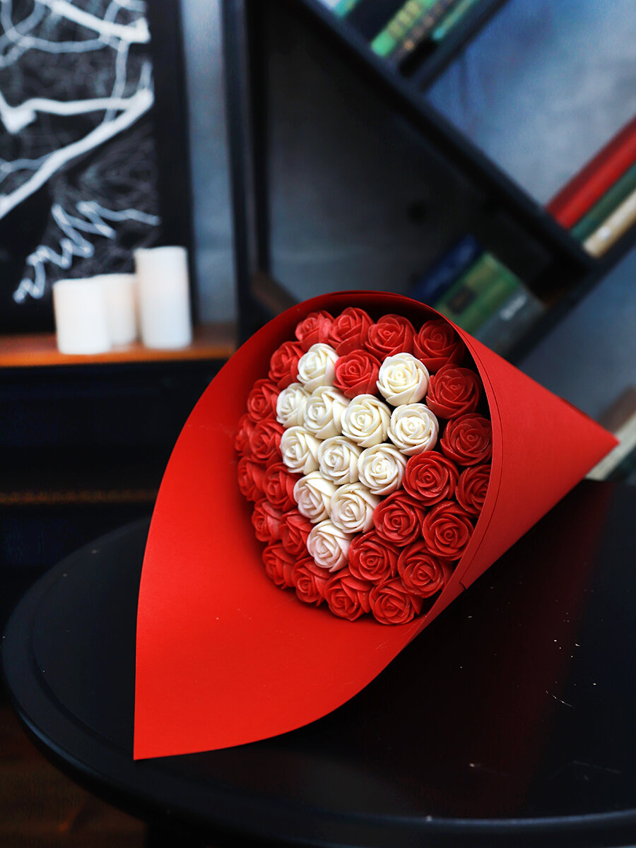 Шоколадный букет из 37 розочек последний звонок CHOCO SFERA, в красной подарочной бумаге с узором сердце, B37-K-BK-S