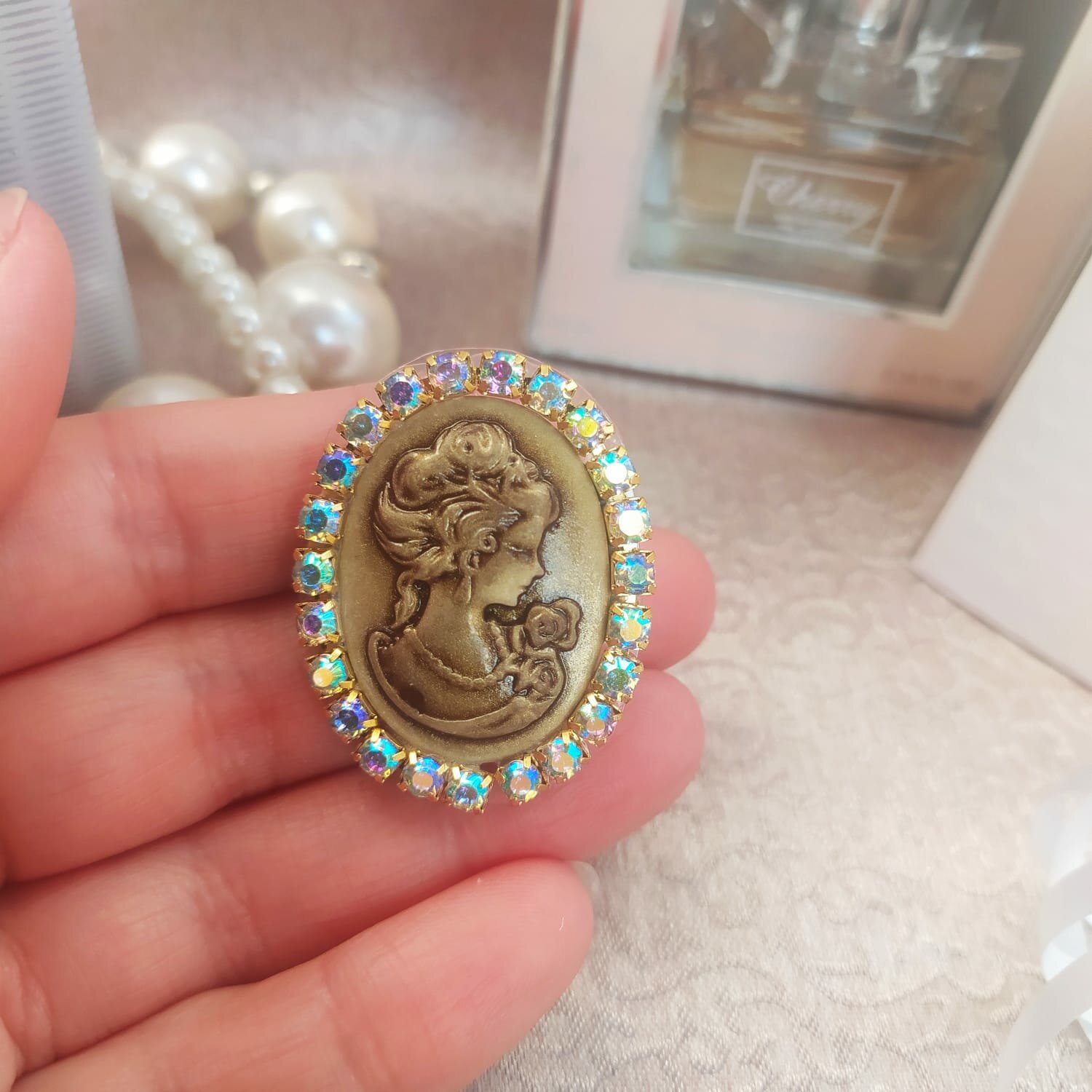 Брошь, стразы, пластик