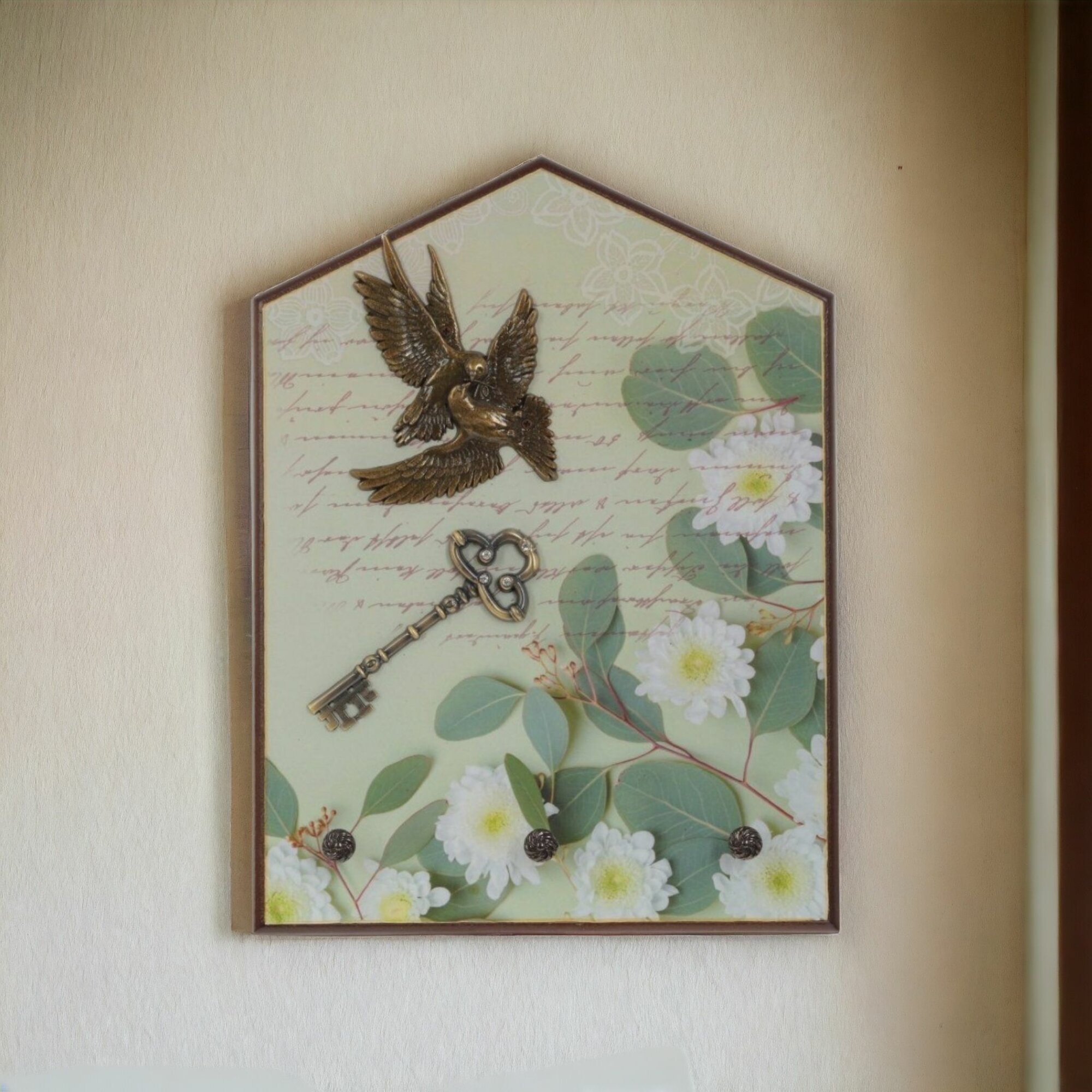 Настенная ключница, картина с 3 крючками, с металлическим декором 21х3х28см.