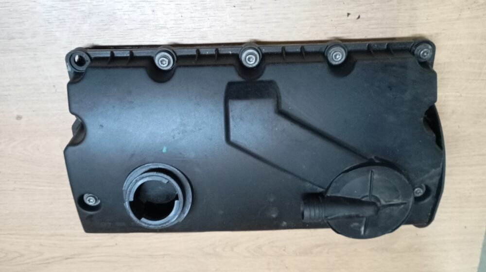 Клапанная крышка Volkswagen Golf 4 038103475N