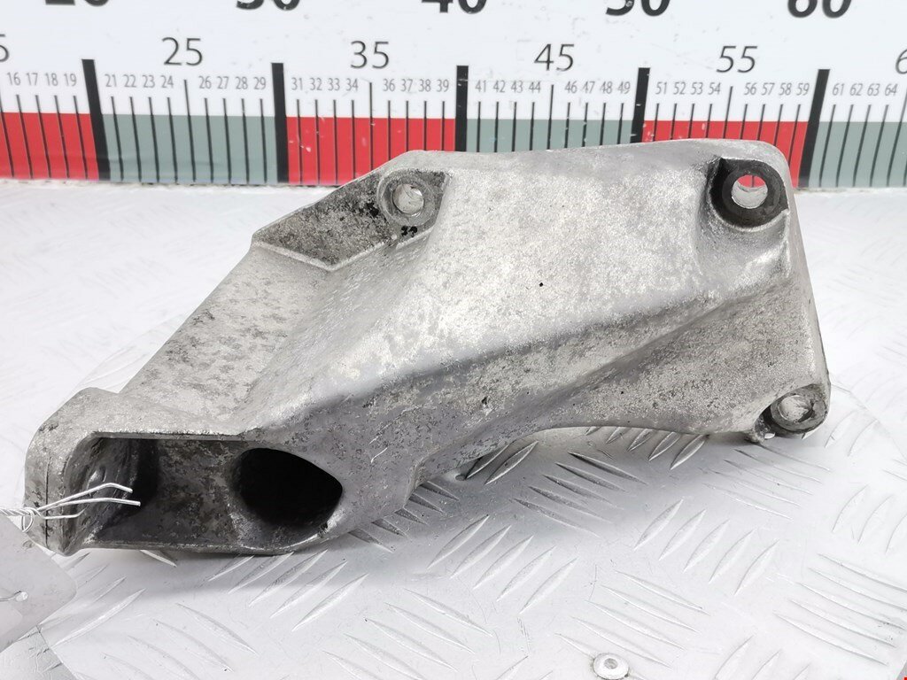 Кронштейн (крепление лапа) двигателя Volkswagen Passat 5 GP 8D0199305A арт. 1742570