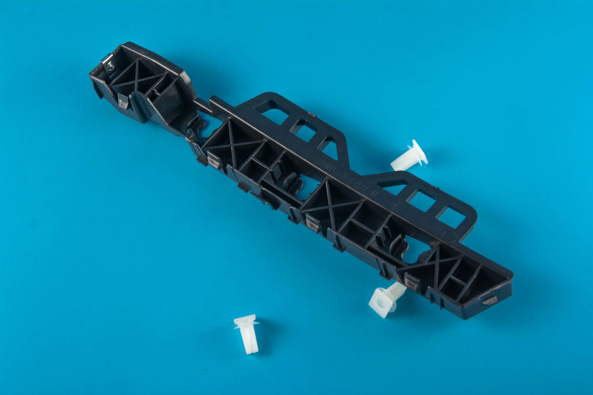 Кpонштейн, крепление, клипса заднего бампера правый Kia Rio X-Line 2017-2023 Киа Рио 86614H0500